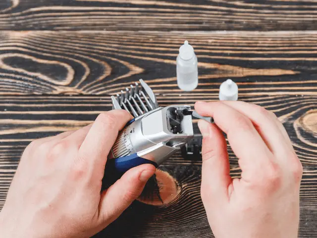 How To Clean Electric Razor: 3 (Proven) Maintenance Methods
